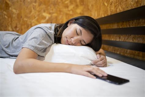Kenali Bahaya Tidur Dekat Hp Yesdok