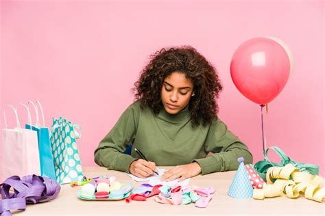 Mujer Joven Planeando Un Cumpleaños Foto Premium