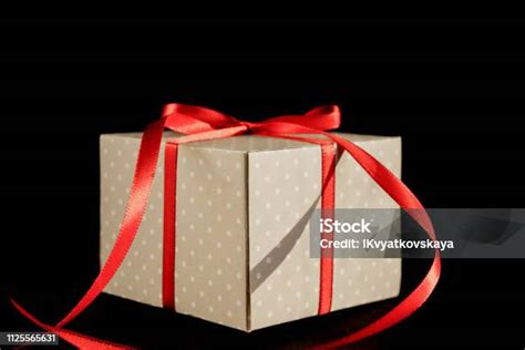 검은 배경 복사 공간에 레드 리본 활과 베이지색 폴카 도트 선물 상자 갈색에 대한 스톡 사진 및 기타 이미지 갈색 개념 개념과 주제 Istock