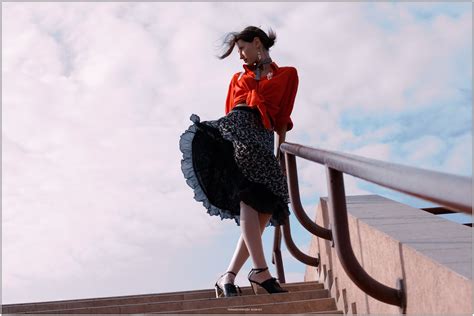 배경 화면 섹시한 소녀 아름다운 하이힐 날씬한 드레스 다리 바람 치마 비탄 긴 양말 단도 미풍 러시아인 장난이 심하다 족쇄 나탈리