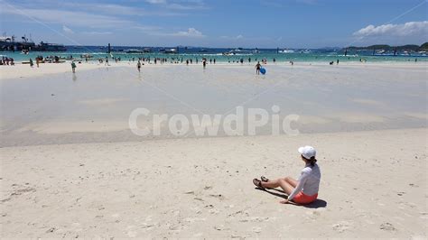 여자뒷모습 해변 바닷가 모래사장 파타야 사진이미지일러스트캘리그라피 Niniysfilm작가