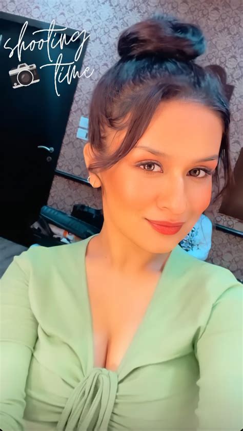 Intentionally Squeezed 😏 Scrolller