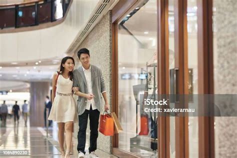 Selamat Berpasangan Jendela Belanja Di Mal Mewah Foto Stok Unduh Gambar Sekarang Belanja