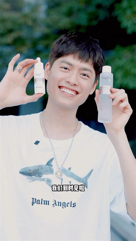 你看你看 为什么你要逼我呢 我都讲了帅，l Mean 脸的皮肤管理是很重要的 你看到我时常用这款 Eucerinmy 的spotless Brightening Boosting