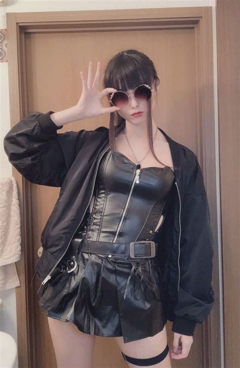 Pin By Sallos Moon On Aesthetic Clothes Fashion Poses Model Poses