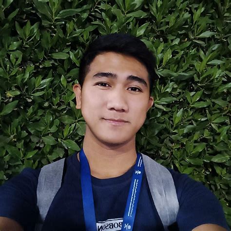 Binigyan Sia Ng Pera Manlalaro Mangigiting Football Balls Basket