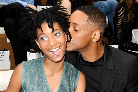 Willow Smith And Her Girlfriend Kissing