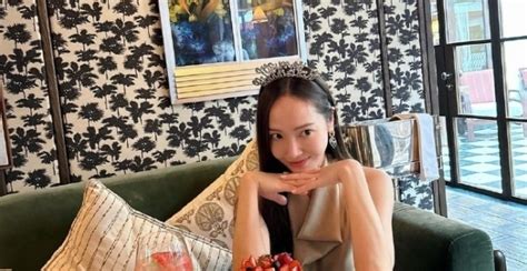 郑秀妍卷入争议，权宁一为她鸣不平，连续4年生日晒倒影合照腾讯新闻