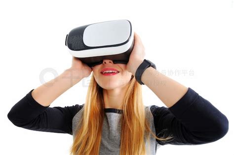 Vr免抠元素戴着白色虚拟现实眼镜的年轻女孩模板免费下载格式626像素编号69144001 千图网