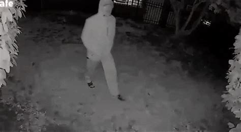 波特兰东南区男子浴室外偷拍女人，两次潜回现场！ Malldone 摩登时讯