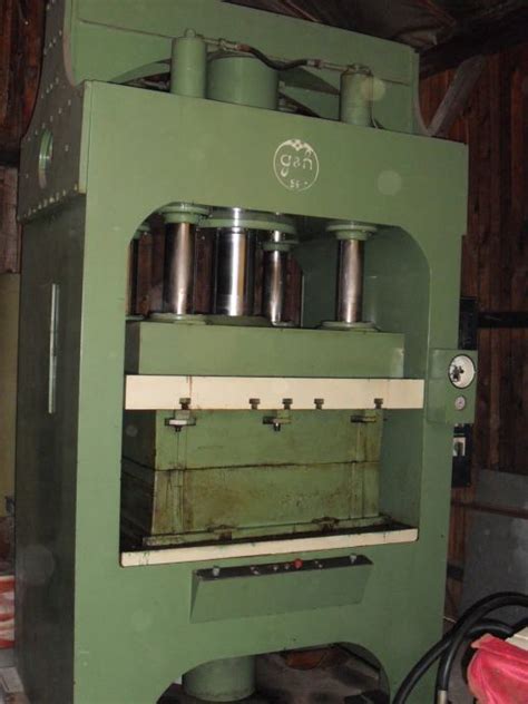 Hidraulička Preša Za Duboko Izvlačenje S Alatima Za Korito Tačke