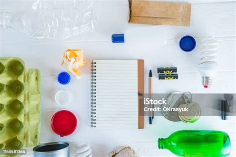 톱 뷰 재활용 및 비 재활용 쓰레기와 재사용 폐기물 관리 금속 플라스틱 오래 된 종이 유리 제품을 재사용 하 고 흰색 나무 바탕에 빈 노트북 복사 공간 0명에 대한 스톡