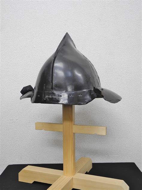 株式会社紀の国屋 古桃形兜です。この兜は南蛮兜の影響を受けて製作されたのか、もしくはそれ以前に日本にあったものなの