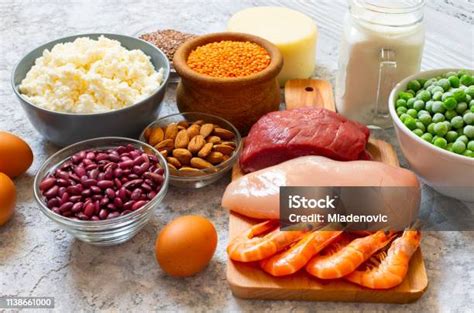단백질의 높은 수준의 제품의 구색 건강 한 단백질 공급원 근육 건물에 대 한 식품 육류 해산물 치즈 우유 견과류 콩 류 계란 및 채소 밝은 배경입니다 클로즈업 단백질에 대한