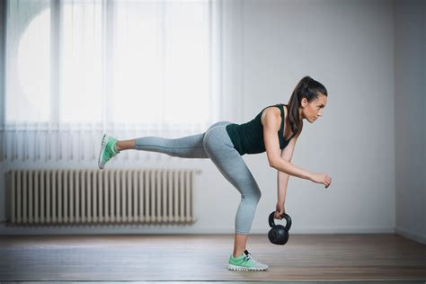 6 Ejercicios De Piernas Que Puedes Hacer Desde Casa Con Una Mancuerna