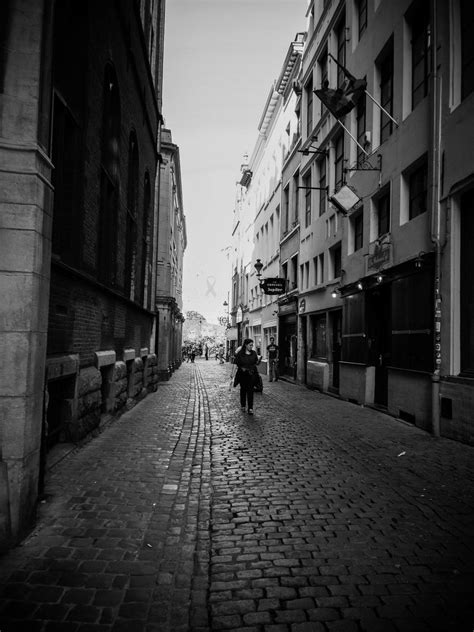 무료 이미지 검정색과 흰색 도로 화이트 거리 사진술 골목 어둠 검은 단색화 레인 하부 구조 스냅 사진 모양 노면 도시 지역 흑백 사진 비