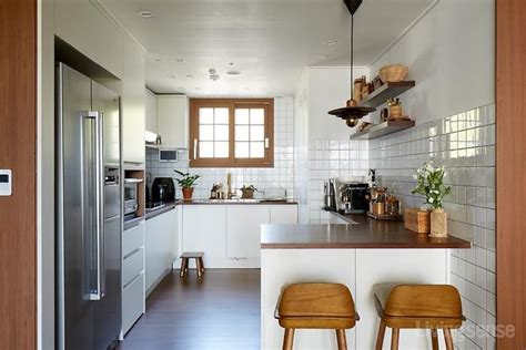 원목화이트에 있는 핀 소박한 부엌 디자인 작은 부엌 디자인 작은 아파트 부엌