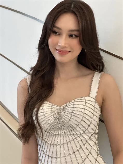 Hoa Hậu Đặng Thu Thảo Dưới ống Kính Cam Thường