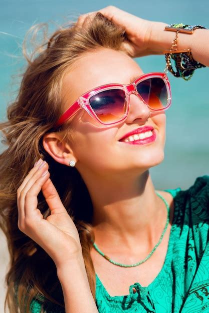 Retrato De Uma Jovem Loira Linda Em óculos De Sol Posando Na