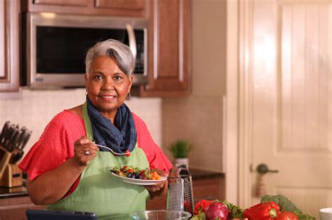 가정 부엌에서 요리 하는 수석 성인 여자 야채 디지털 태블릿 60 69세에 대한 스톡 사진 및 기타 이미지 60 69세 70 79세 가정 생활 Istock