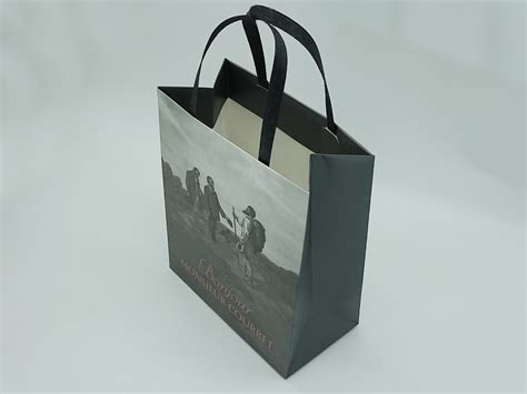 하나패키지쇼핑백제작업체 디자인에 표현력을 보여주는 종이가방 아르떼 종이로 제작된 종이가방 입니다 아르떼 종이는 원지에 윤관을 잘 살리며 은은한 색상으로 고급스러운