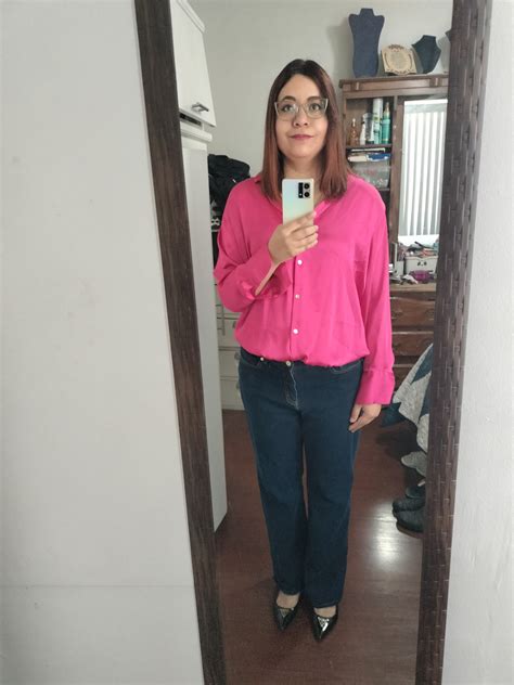 Mundo Pelusa Outfit Propio Camisa Satinada Rosa Fucsia Jeans