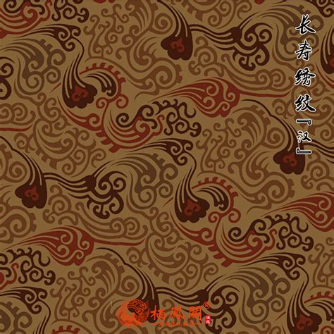 楚风汉韵｜栖凤阁汉服汉代纹样新款曲裾深衣发布 曲裾深衣 是汉服深衣的一种，秦汉时期常见服饰。深衣根据衣裾绕襟与否可分为直裾和曲裾。《礼记·深衣》 续衽钩边” 唐 孔颖达疏。《汉书·江充传