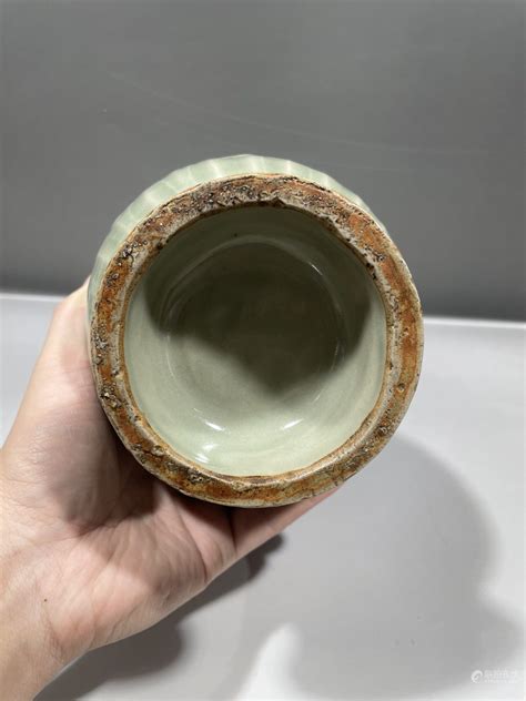 51bidlive 龙泉 刻花花卉纹双耳环瓶