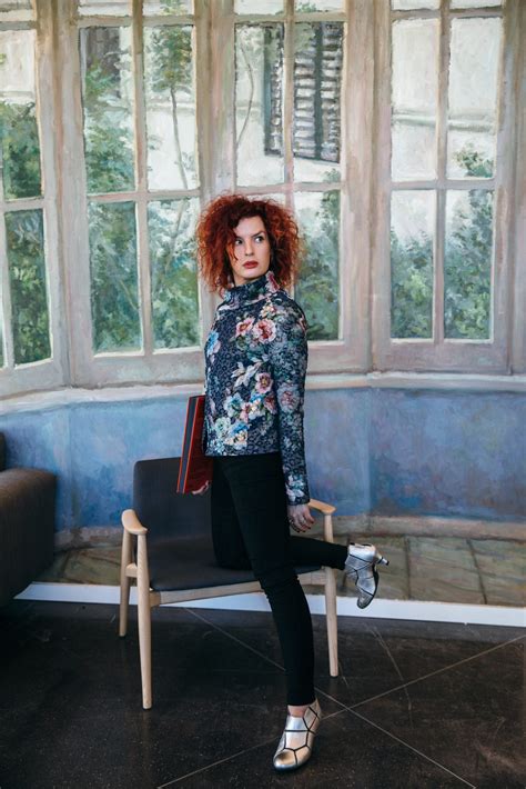 הילה תלתלים מבקרת בספרייה לבושה אסף פלג מכפכף ועד תלתל וחולקת איתנו את ההחלטות המרגשות שלה ל