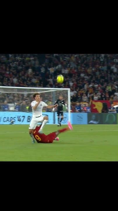 شاهد لحظة إصابة لاعب ‎روما تامي إبراهام ومغادرته أرضية الملعب Youtube