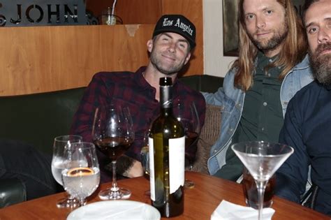 Ego Adam Levine Faz Graça E Mostra A Língua Em Festa Em São Paulo