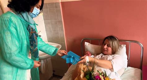 Vidak Prvi A Za Njim I Teodora Gradonačelnica Mamama Prvorođenih Beba Tradicionalno Uručila