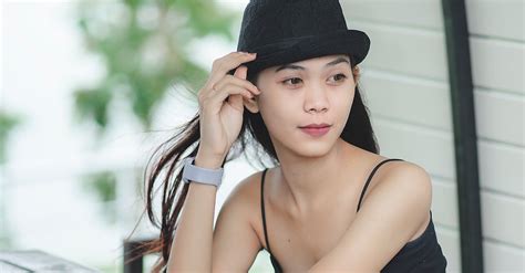 검은색 고요한 도시 설정 도시의 라이프스타일 레저 명상 적 모델 모자 목조 테이블 미니멀리스트 반둥 벤치 서부 자바 스타일 아름다움 아시아