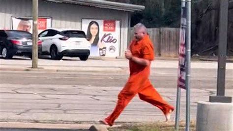 Un Recluso Es Grabado Mientras Escapa De La Policía En Texas
