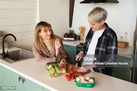 Pasangan Wanita Lesbian Yang Cantik Yang Suka Memasak Bersama Di Dapur