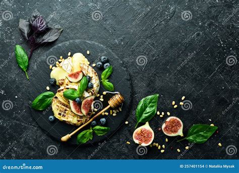 Queso De Novia Al Horno Con Higos Miel Y Arándanos Sobre Una Placa