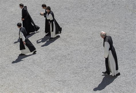 Deze Invloedrijke Pater Pleit Voor Dictatuur En Wordt Onderzocht Door