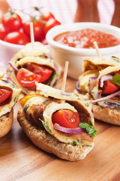 Bocadillo Frío De La Comida Fría Con El Tomate Del Omelete Y De Cereza Imagen De Archivo