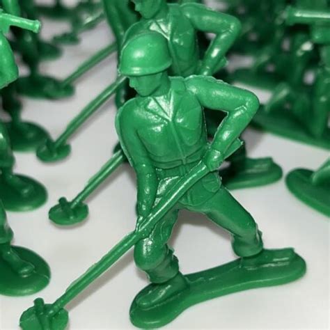 Toy Story Green Army Men Disney Pixar Plastic Soldiers 2¼ Lot Of 68