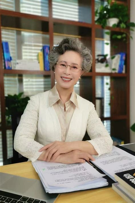 胖丽霞 老年模特 广告拍摄 产品展示 T台走秀