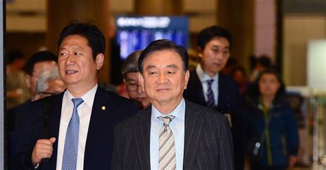 귀국하는 홍석현 특사 가벼운 발걸음