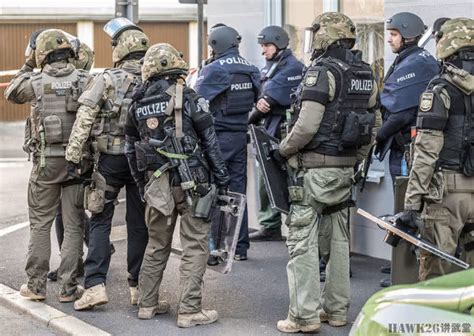 德国特警紧急出动被抓拍 穿迷彩 戴面罩成为重要识别特征特警面罩德国新浪新闻 德国特警紧急出动被抓拍 穿迷彩 戴面罩成为重要识别特征特警面罩德国新浪新闻