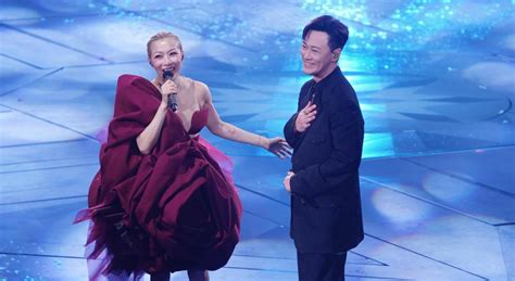 鄭秀文兩週內唱完10場演唱會暴瘦一圈！腰帶纏胸就上台真的太辣 自由電子報istyle時尚美妝頻道