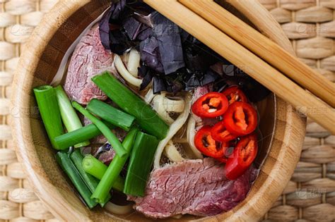 越南传统的牛肉和新鲜罗勒汤在竹碗里