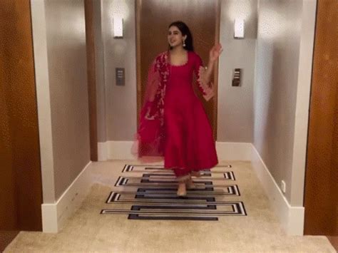 Sara Ali Khans Sydney Video Dancing To Atrangi Re Chaka Chak With Fans सारा अली खान ने शेयर