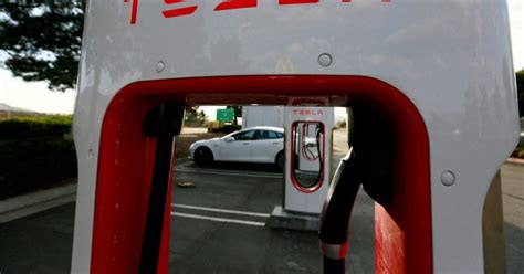 테슬라 강세론자 전기차 공급 과잉 목표가 하향주가 또 하락