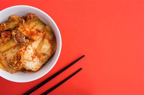 흰색 그릇에 김치의 상단 보기와 빨간색 배경에 검은 젓가락 김치에 대한 스톡 사진 및 기타 이미지 김치 항아리 건강한 식생활 Istock