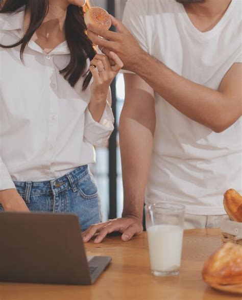 Homem Bonito Sentado Perto De Sua Esposa Na Cozinha Casal De Família Vê