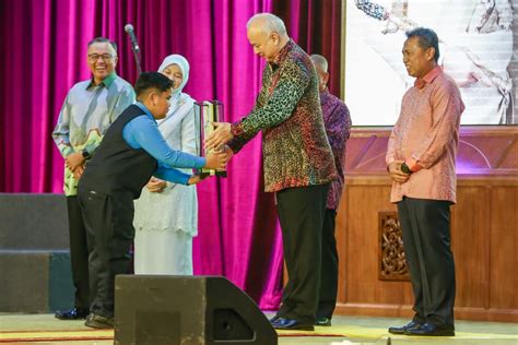 Sultan Nazrin Sampaikan Hadiah Pemenang Pidato Sempena Bulan