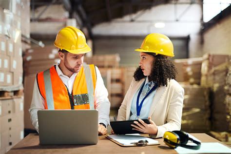 물류 전자 상거래 전략 또는 B2b 공급망 및 데이터 저장을 계획하는 창고 팀워크 및 인력 상자 재고 또는 재고 관리 사업을 위한 공장의 기술 엔지니어 및 관리자 창고에